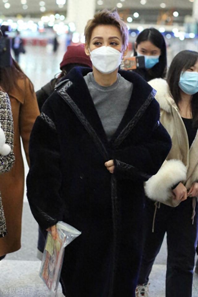 51-year-old Jing Jing's travel style is "big overturn". She wears a ...