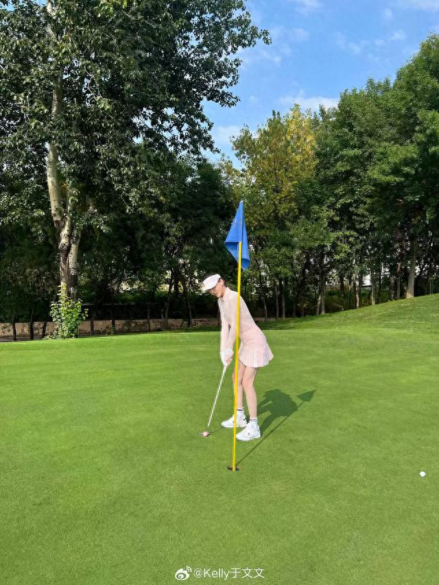 Yu Wenwen shows off her good figure by posting photos of playing golf ...
